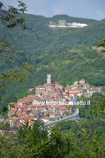 MINUCCIANO - Il centro storico visto dalle montagne circostanti