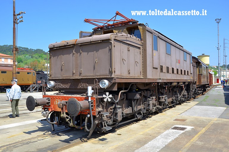 Locomotiva elettrica E.626-194 agganciata ad una carrozza postale
