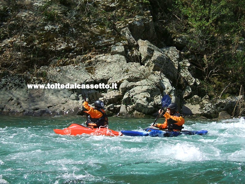 FIUME VARA - Atleti col kayak all'altezza di uno sperone roccioso